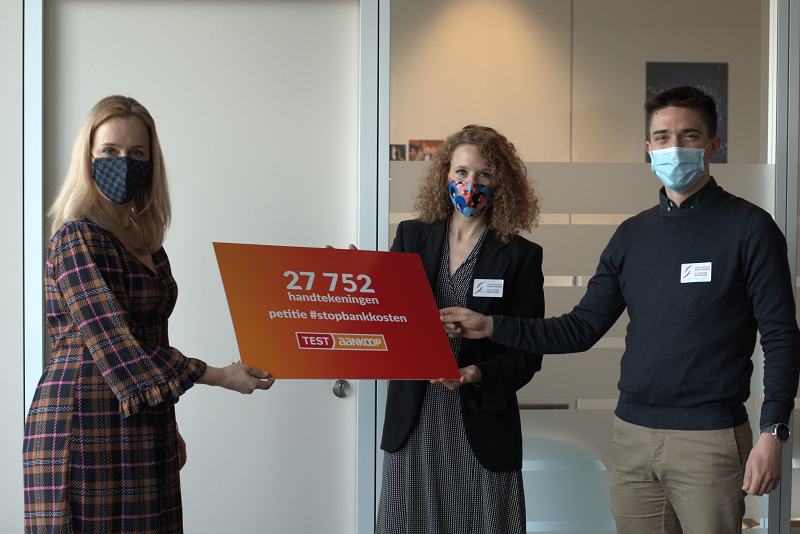 Test Aankoop overhandigt petitie tegen bancaire digidwang aan de ...