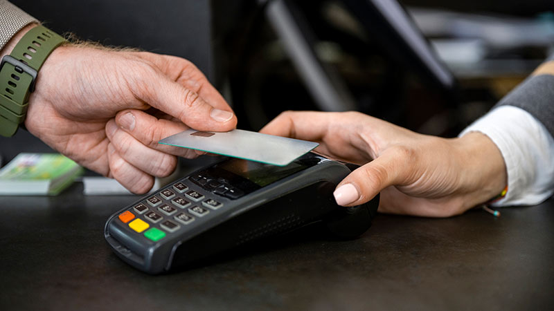 Betalen in de winkel: met cash of elektronisch